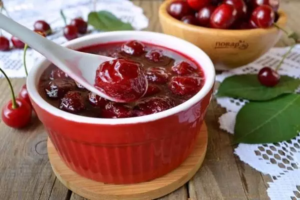 Mga cherry sa usa ka plato