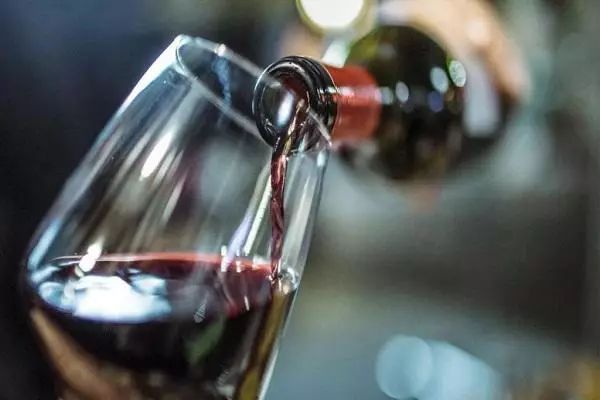 Како да го подобрите вкусот на домашното вино: Потврдени методи и популарни адитиви