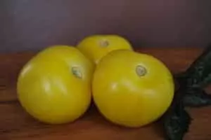Beskrivning av tomatsorten Gul boll, funktionerna i odling och vård