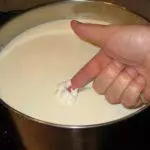 Dlaczego mleko kozy zamienia się w gotowanie: przyczyny i jak uniknąć 8227_3
