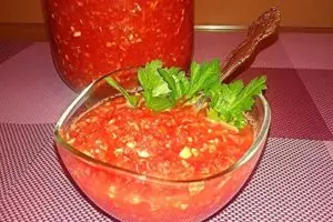 Resipi adzhika mentah dari tomato dan bawang putih tanpa memasak untuk musim sejuk