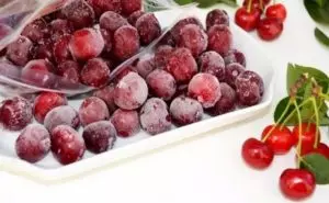 Hogyan lehet befagyasztani a cseresznyét a hűtőszekrényben télen, és lehetséges