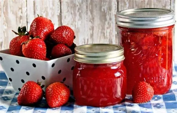 Strawberry katika syrup.