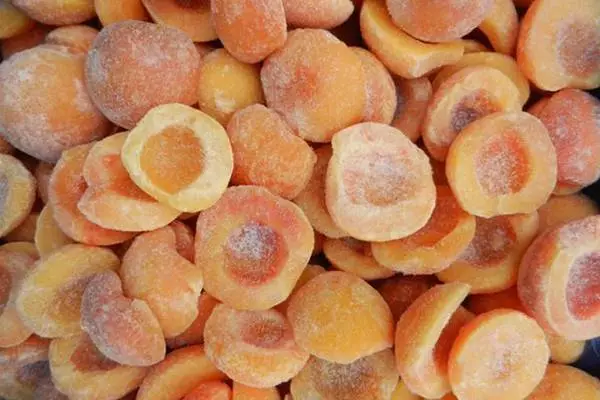 Frosna persikor bitar
