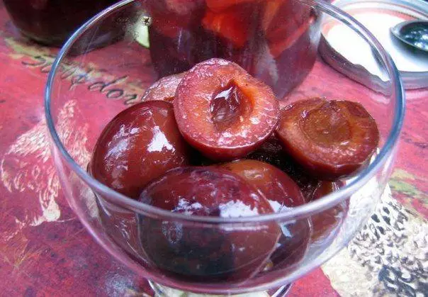 মধু সঙ্গে plums.