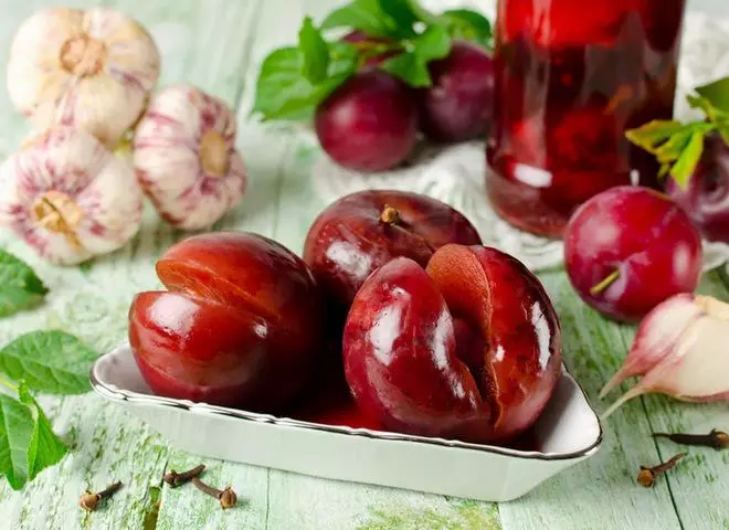 Awọn ilana imurasilẹ ti o nhu fun igba otutu ti awọn plums ito ni ile