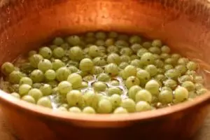Прости рецепти за подготовка от цариградско грозде за зимата