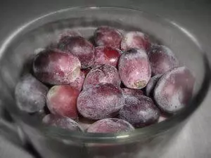 Ali je mogoče zamrzniti grozdje za zimo in top 4 metodo doma
