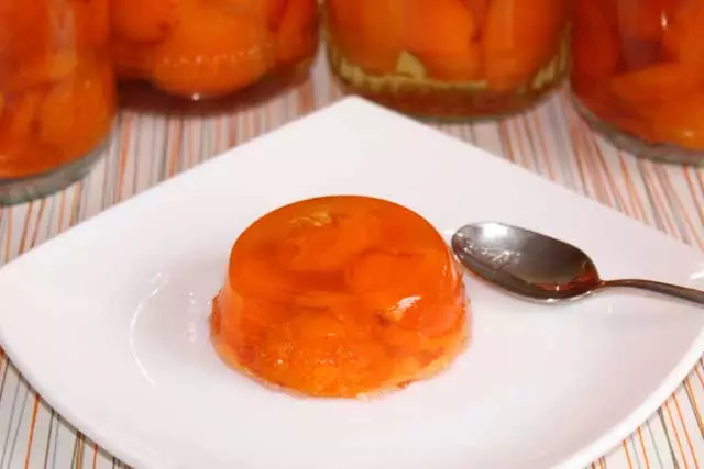 Jelly dengan aprikot di gelatin