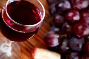 Frozen grape wine preparation technology at home