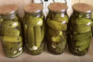 हिवाळ्यासाठी marinating cucumbers साठी शीर्ष 12 मधुर चरण-दर-चरण पाककृती