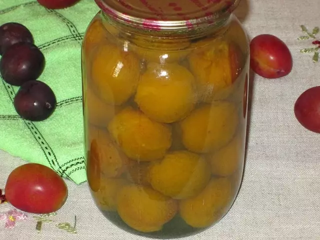 Compote kubva plums