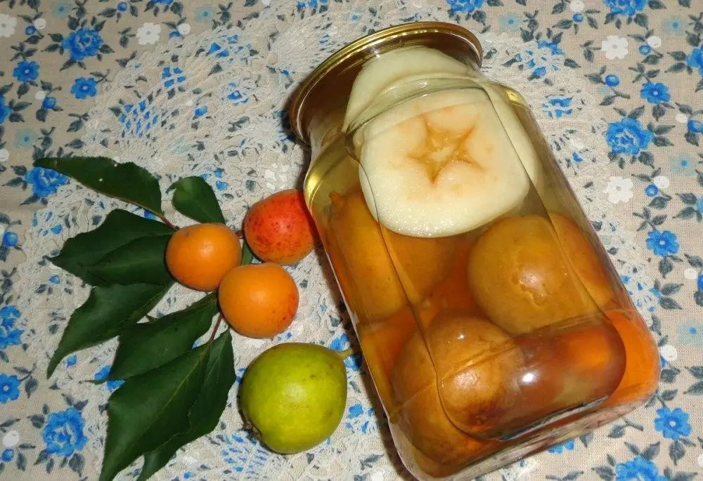 Compote avec pommes et abricot