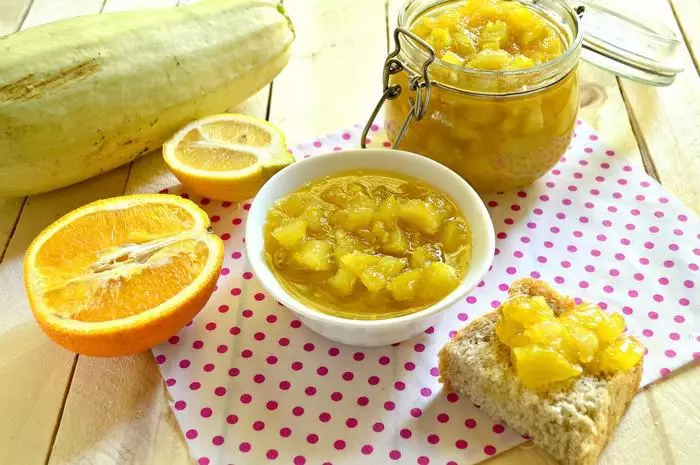 Mermelada con limones y naranja.