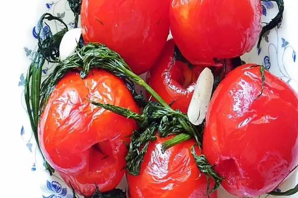 Pfoten an Tomaten