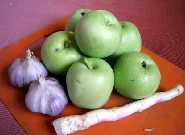 អាហារសម្រន់ចម្អិនអាហារជាមួយ Horseradish និង Apple