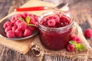 8 bedste opskrifter til høstning af hindbær til vinter uden madlavning