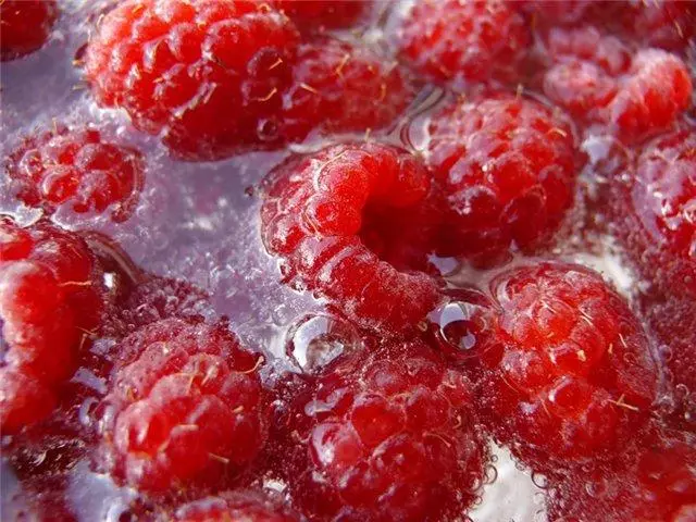 យៈសាពូនមី raspberry ជាមួយ berries ទាំងមូល