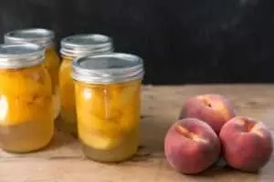 हिवाळ्यासाठी peaches पासून स्वयंपाक करण्यासाठी साधे रेसिपी
