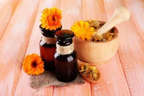 Infusione di camomilla o calendula.