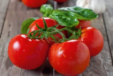 Tomaatti-asetelma