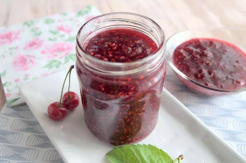 Jam na may cherry at currant.