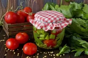 La plej bonaj receptoj de pikitaj tomatoj kun celerio por la vintro kaj la stokada tempo de la konservado