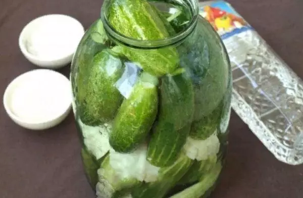 Cucumbers এবং বাঁধাকপি