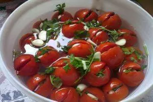 7 receitas simples, como pickle tomates em um balde para o inverno