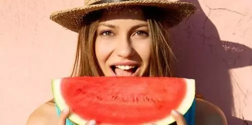 Jente og vannmelon.