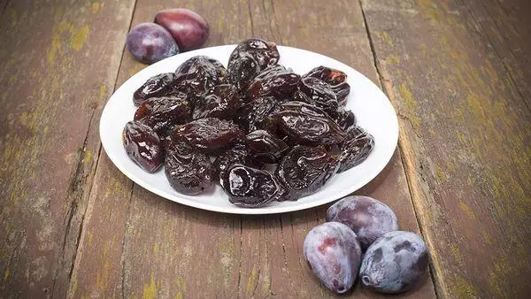একটি প্লেট উপর prunes