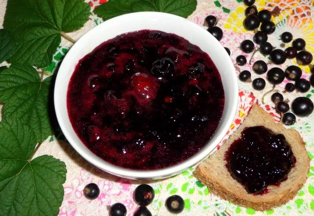 Currant uye gooseberry jam