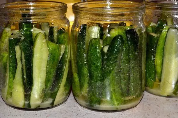 Cucumbers disigar ing jar