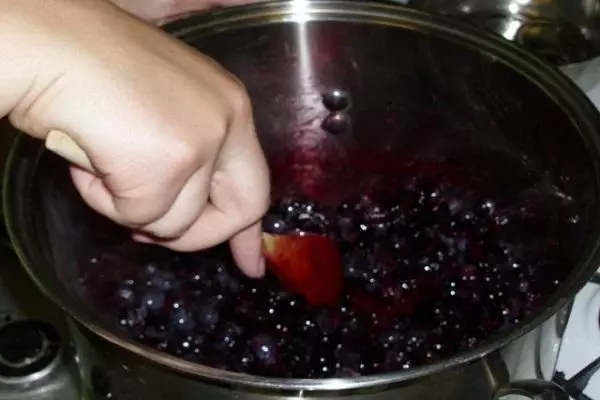 Berries nyob rau hauv saucepan