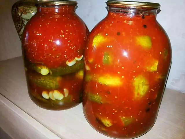 огірки в томатної засолюванні