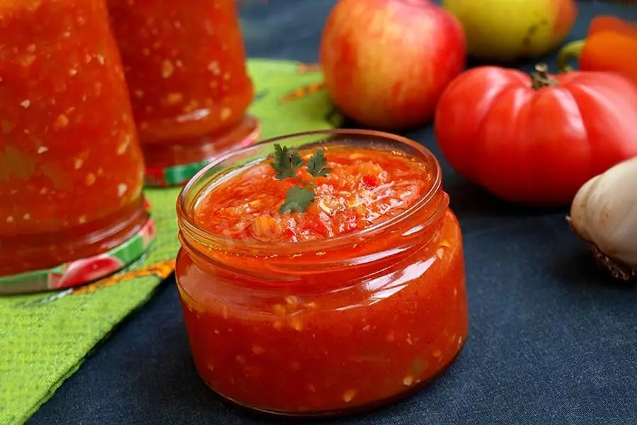Sweet Adzhik za zimu od bibera i rajčice: 12 najboljih koraka po korak sa fotografijama