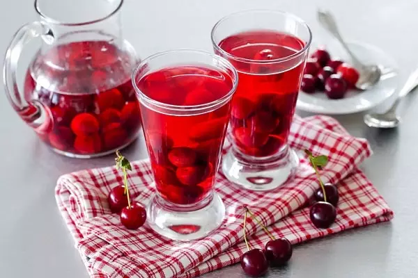 Kompot s cherry ve sklenici