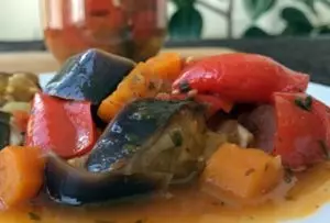 Recette d'aubergine de cuisson en grec pour l'hiver