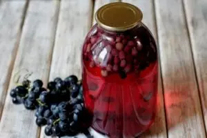 Enostavni recepti za kuhanje kompotega od grozdja za zimo doma na 3-litrski banki