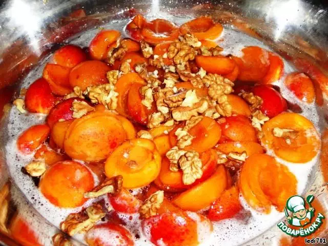 Syltetøj i en langsom komfur med abrikos og valnød