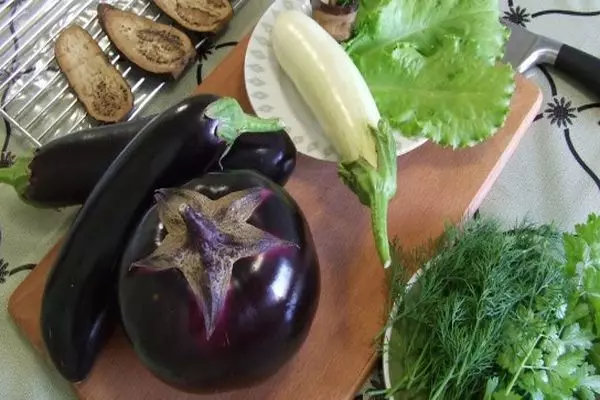 টেবিলে eggplants