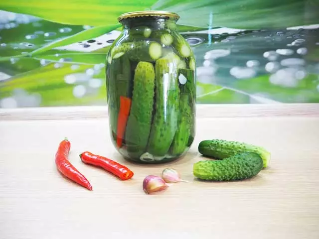 মরিচ দিয়ে cucumbers