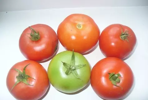 Kuusi tomaattia