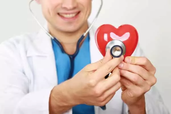 Läkare med en figur i hjärtat