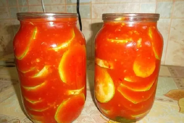 кільцями в томаті
