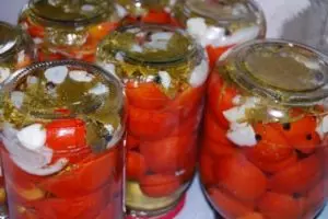 Resipi yang lazat dari bahagian-bahagian tomato dalam tin untuk musim sejuk, dengan pensterilan dan tanpa