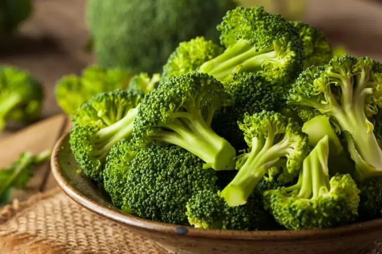 Broccoli a cikin kwano