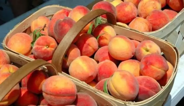 Peaches a cikin kwandon