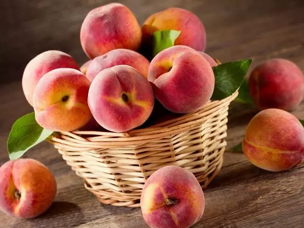 একটি ঝুড়ি মধ্যে peaches