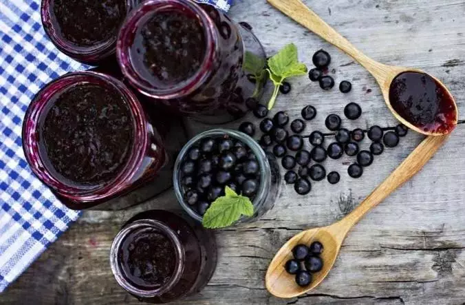 Cherry-dekking met het toevoegen van bes